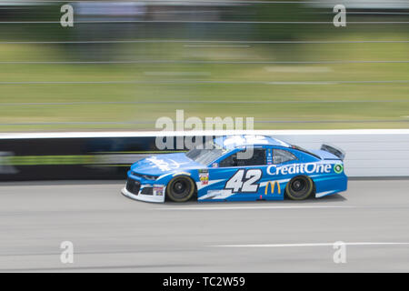 Kyle Larson (42) drives his car during qualifying for the NASCAR ...