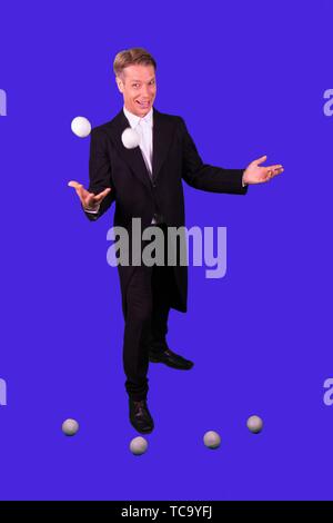 Juggler in the circus juggling with balls Stock Photo - Alamy