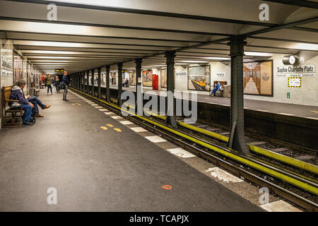 People waiting for the U2 line train at Schottenring U-Bahn subway ...
