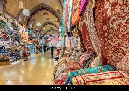 Turkish carpet for sale in the Grand Bazaar, Istanbul, Turkey Stock ...