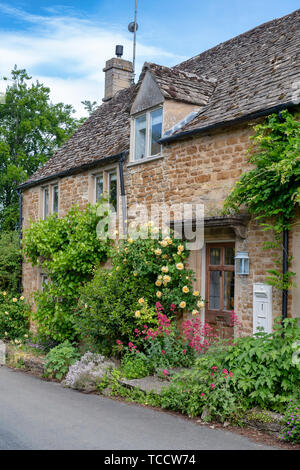 Cotswold cottage in Adlestrop village in the spring. Adlestrop ...