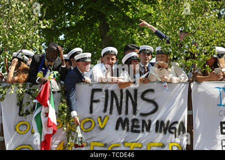 Glada studenter som tar studenten. Foto Jeppe Gustafsson Stock Photo ...