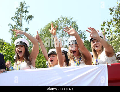 Glada studenter som tar studenten. Foto Jeppe Gustafsson Stock Photo ...