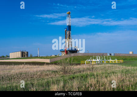 An oil drilling rig in the Bakken play oil fields near Williston, North ...