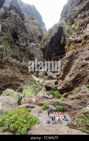 Vertical layers of volcanic rock layers Stock Photo - Alamy