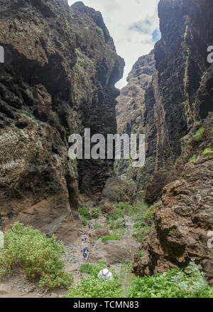 Vertical layers of volcanic rock layers Stock Photo - Alamy