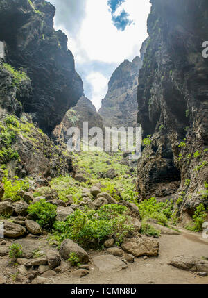 Vertical layers of volcanic rock layers Stock Photo - Alamy