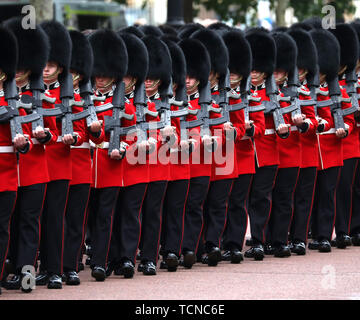 Soldiers from the 1st Battalion, The Princess of Wales Royal Regiment ...
