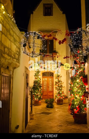 Christmas decorated alley in Old Quebec, Photo Stock Stock Photo - Alamy