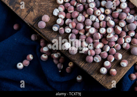 A delicious ingredient, Gorgon, also known as Zhaoshi and chicken head ...