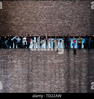 People stand in the balcony at Tate Modern Stock Photo - Alamy