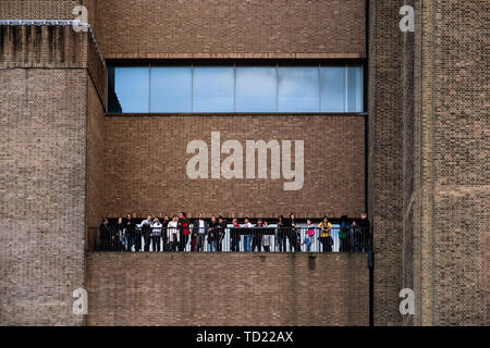 People stand in the balcony at Tate Modern Stock Photo - Alamy