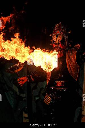Sichuan opera face-changing performance Stock Photo - Alamy