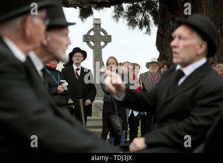 James Joyce lookalike John Shevlin visits the grave of the authors ...