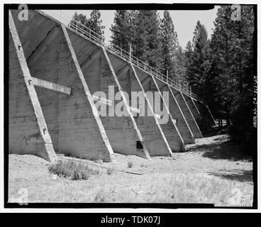 View of the Shasta dam, a hydroelectric power station located at ...