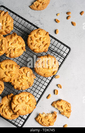 Crisp peanut cookies on a wire rack and a serving dish Stock Photo - Alamy