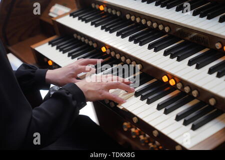 Electronic organ player Stock Photo - Alamy