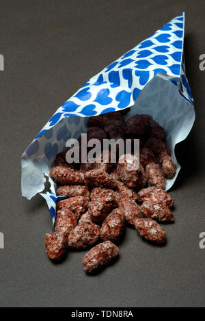 Gebrannte Mandeln in Tuete, Papiertuete Stock Photo - Alamy
