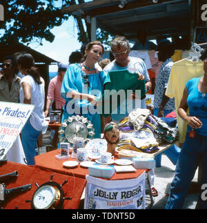 Moderatorin Petra Schürmann mit Gerhard Freund beim Deutschen Filmball ...