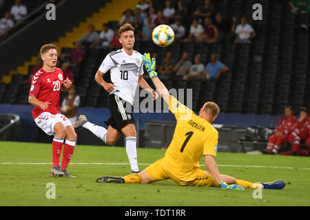2:1 Goal, scored by goalkeeper Daniel Heuer Fernandes (HSV Hamburg ...