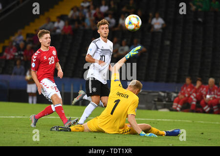 2:1 Goal, scored by goalkeeper Daniel Heuer Fernandes (HSV Hamburg ...