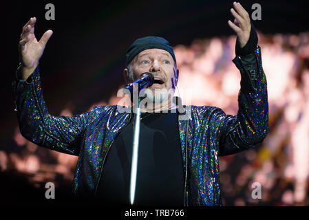 Vasco Rossi performed last night in Milan at San Siro Stadium for the ...