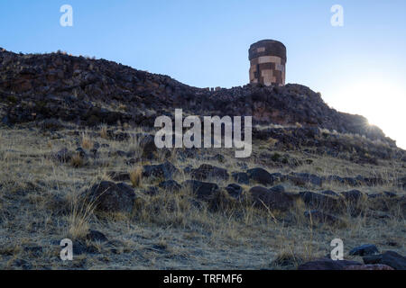 Inca chullpa at the Sillustani burial grounds, near Puno, Peru Stock ...