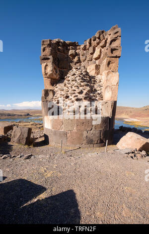 Inca chullpa at the Sillustani burial grounds, near Puno, Peru Stock ...