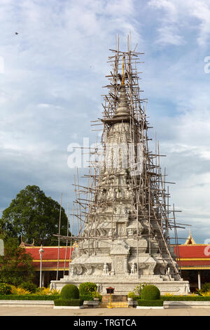 Construction of Stupa of King Ang Duong, Royal Palace, Phnom Penh ...