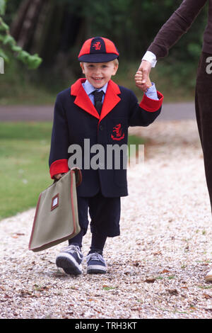 27.08.2002 - Jasper Cable-Alexander prepares for school with mum ...