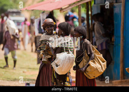 Woman from the Ari tribe in Ethiopia Stock Photo - Alamy