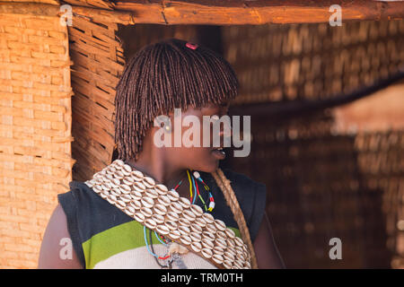 Woman from the Ari tribe in Ethiopia Stock Photo - Alamy