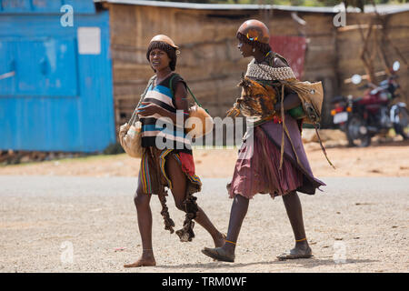 Woman from the Ari tribe in Ethiopia Stock Photo - Alamy