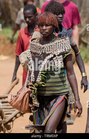 Woman from the Ari tribe in Ethiopia Stock Photo - Alamy