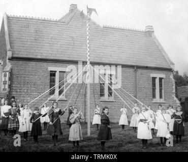Edwardian children dancing Stock Photo - Alamy