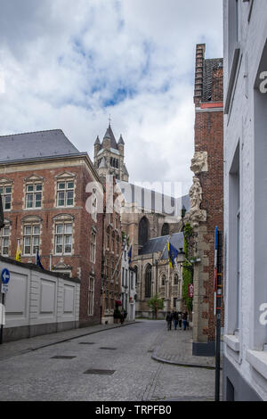Streets of Brugge with people sightseeing Stock Photo - Alamy
