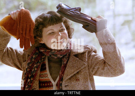 MONA LISA SMILE (2003) GINNIFER GOODWIN MONA 001-276 Stock Photo - Alamy
