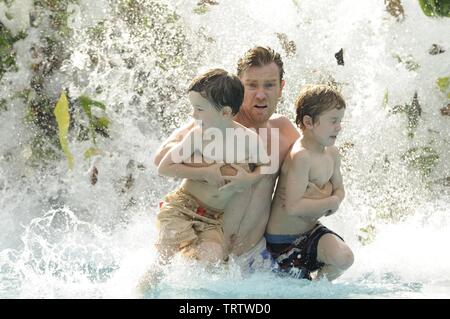 THE IMPOSSIBLE, Samuel Joslin, Ewan McGregor, Oaklee Pendergast ...