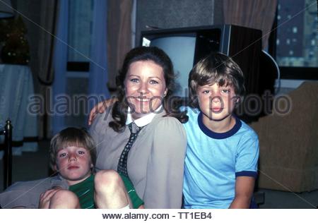MACKENZIE ASTIN PATTY DUKE & SEAN ASTIN PATTY DUKE HOLLYWOOD WALK OF ...