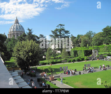 A VIEW OF THE VATICAN MUSUEM GARDEN WITH TOURISTS, ROME, ITALY Stock ...
