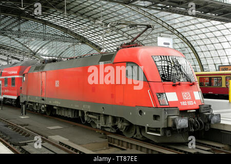 Siemens Class 182 EuroSprinter electric locomotive and train at the ...