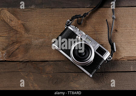 Retro camera on wooden planks background Stock Photo - Alamy