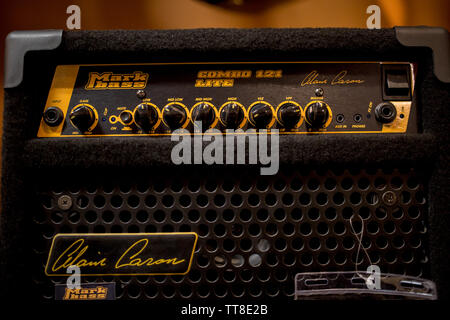 bass guitar amp close up front texture pattern Stock Photo - Alamy