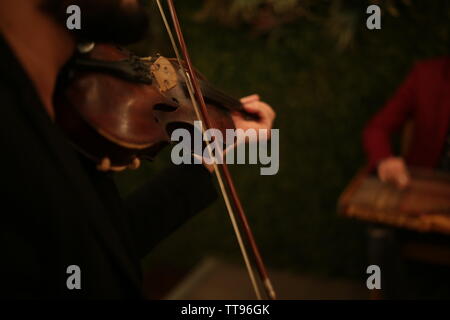 violinist perform at dining restaurant Stock Photo - Alamy