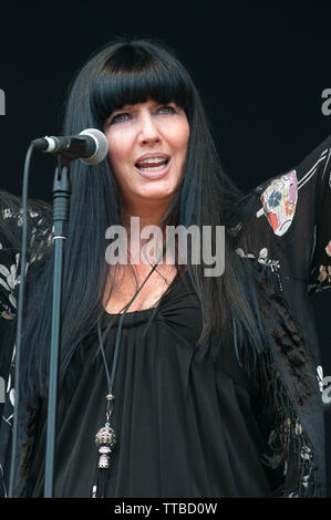 Leigh Matty of Romeo's Daughter performing at Fairport's Cropredy ...