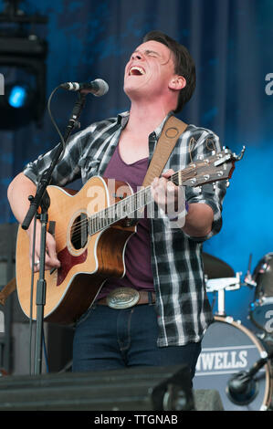 David Dunwell of The Dunwells performing at Fairport's Cropredy ...