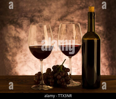 Delicious red wine and fresh grapes Stock Photo - Alamy