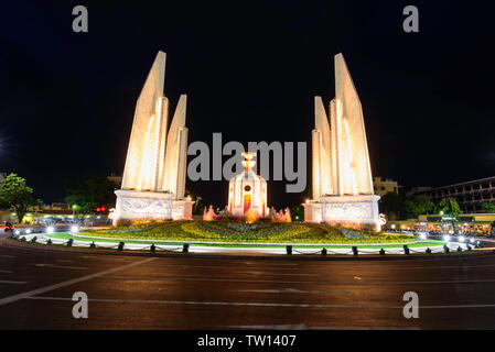 Bangkok , Thailand - 15 June, 2019 : Democracy Monument in night time ...