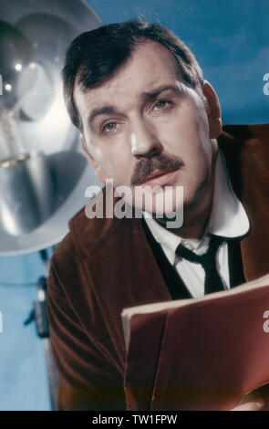 Bernhard Wicki, Schweizer Schauspieler und Regisseur, Deutschland Ende ...