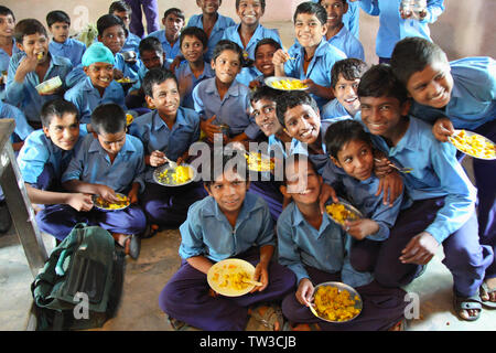 Students having mid day meal at school Stock Photo - Alamy